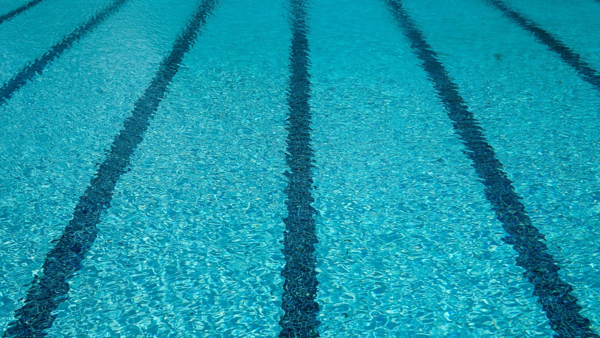 Para swimmer leads by example