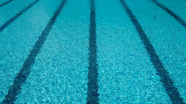 Para swimmer leads by example